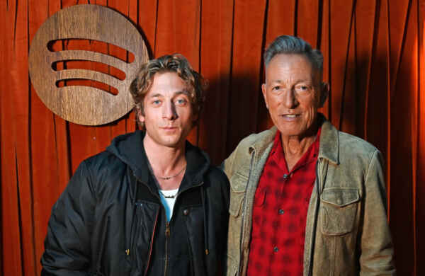 Jeremy Allen White stumm nach Bruce Springsteen-Hit 'Born in the U.S.A ...