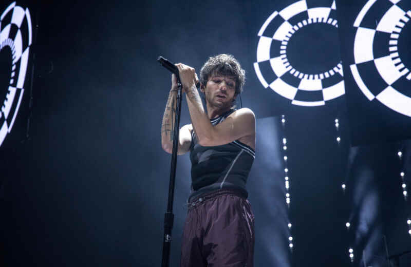 Louis Tomlinson stellt sein neues Soloalbum 'How Did I Get Here?' vor ...